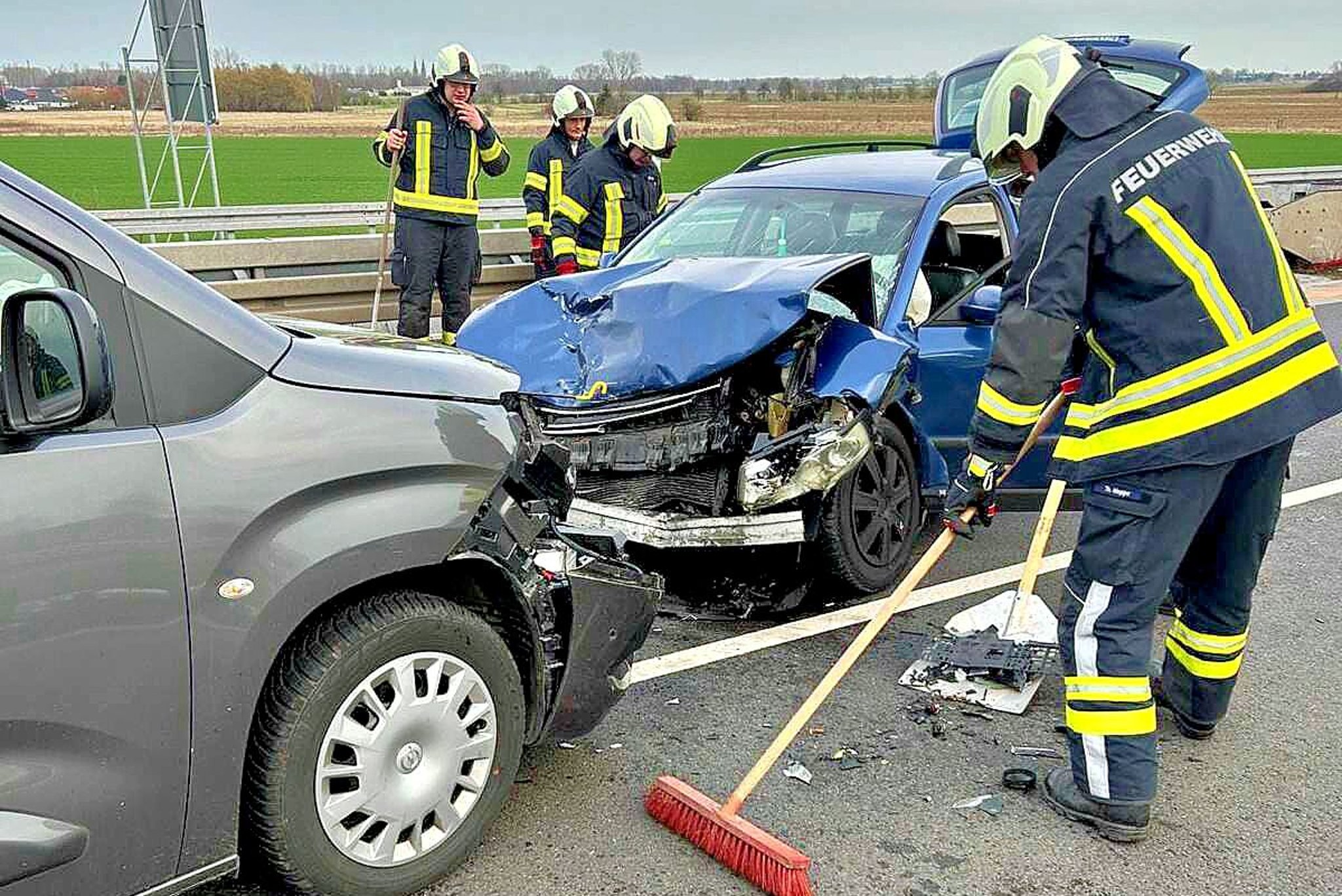 Unfall auf B71 bei Haldensleben: Autos stoßen frontal zusammen ...