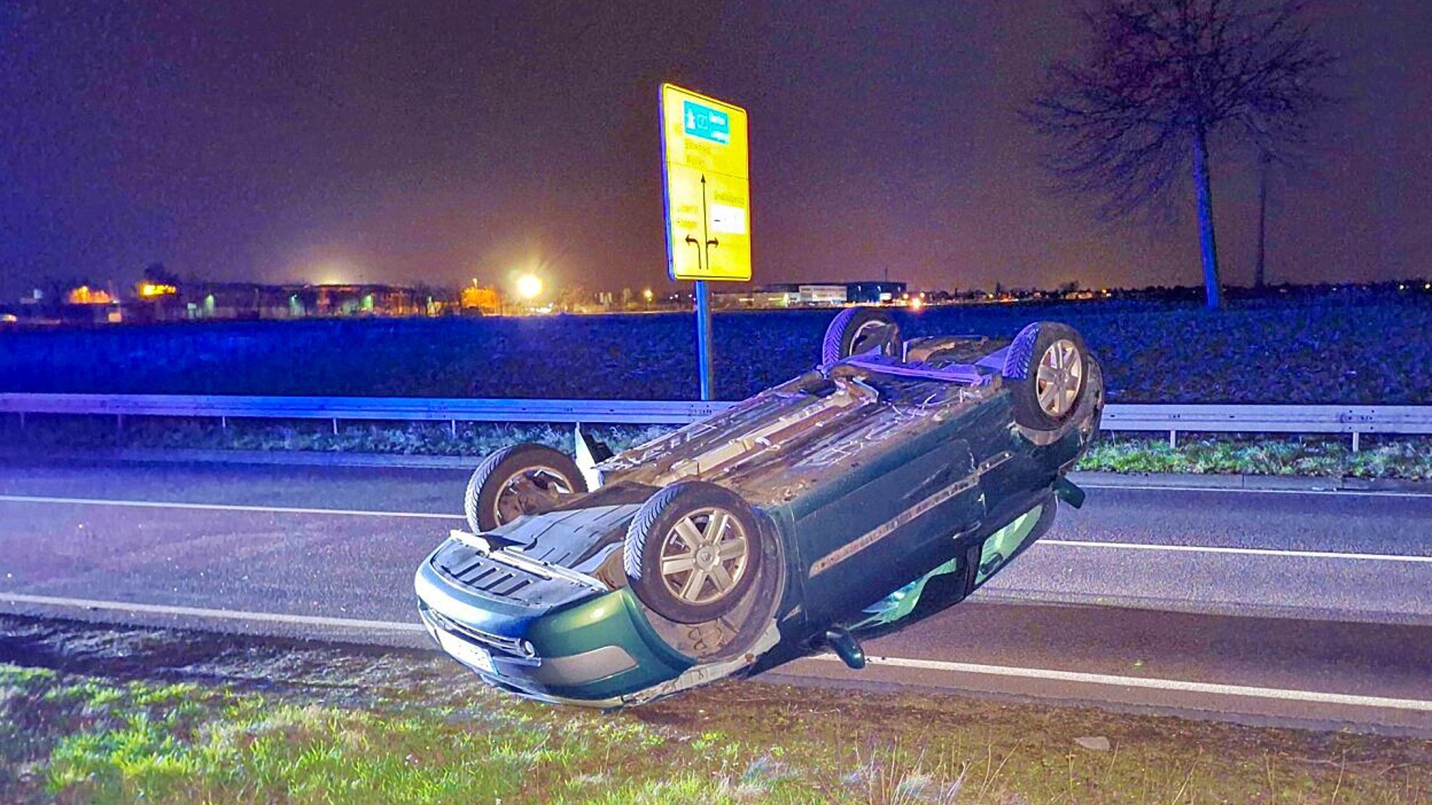 Unfall auf B183 bei Rödgen: Autofahrer nach Überschlag nahezu unverletzt