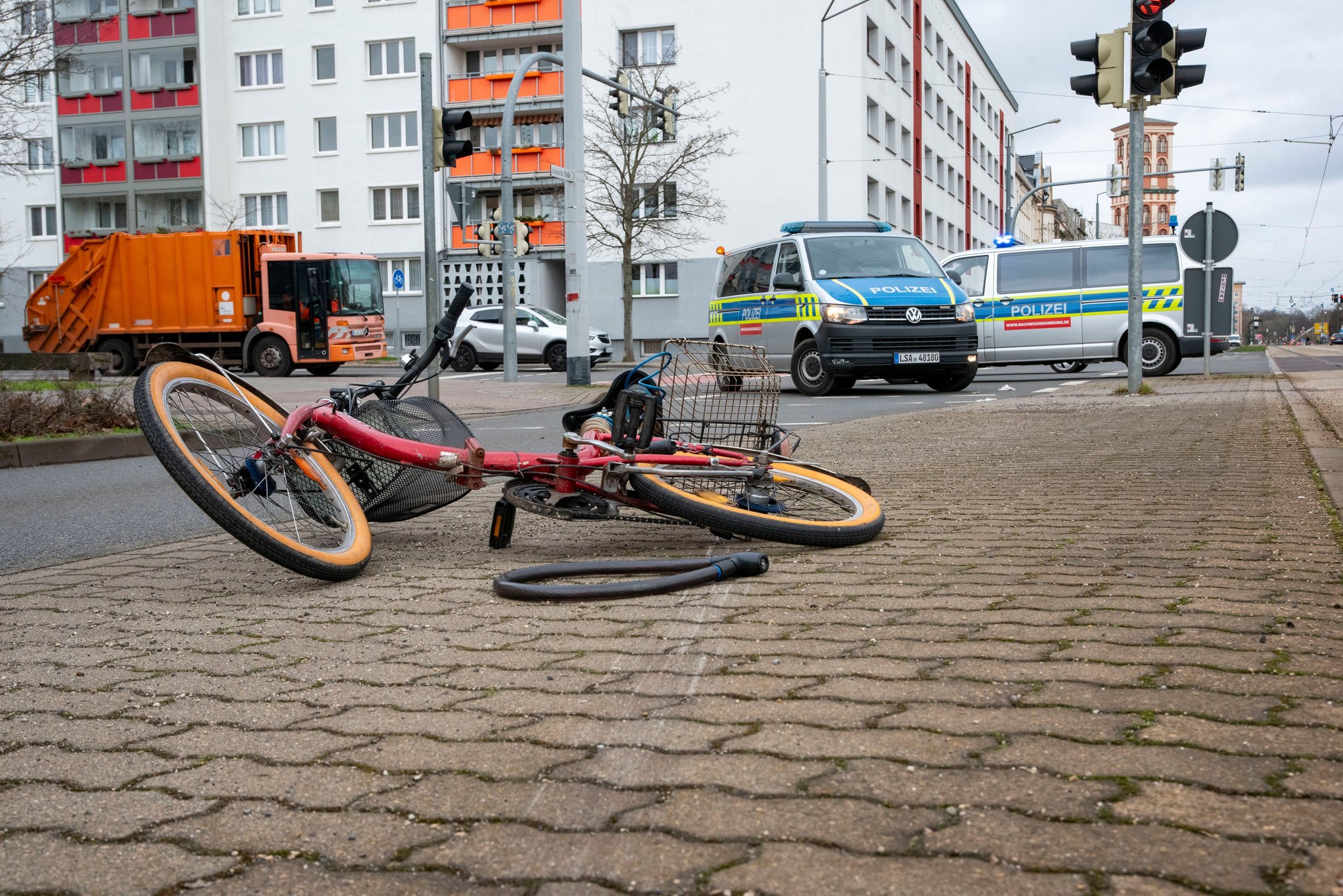 Radfahrer schwer verletzt: Nach Unfall in der Askanischen Straße in Dessau - Polizei nennt neue ...