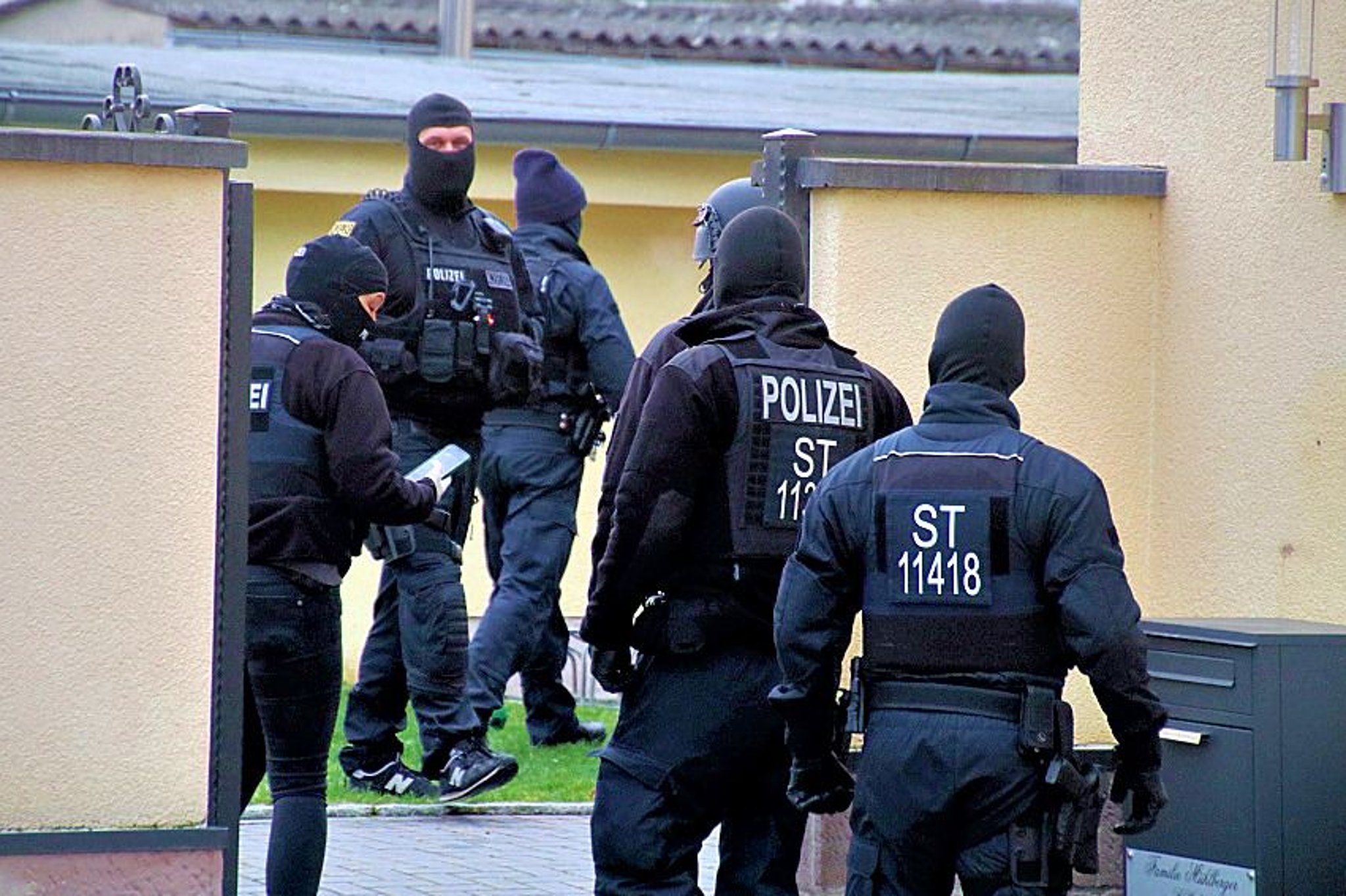 SEK-Einsatz in Sachsen-Anhalt: Razzia auch im Burgenlandkreis: Polizei stellt Drogen und Waffen ...