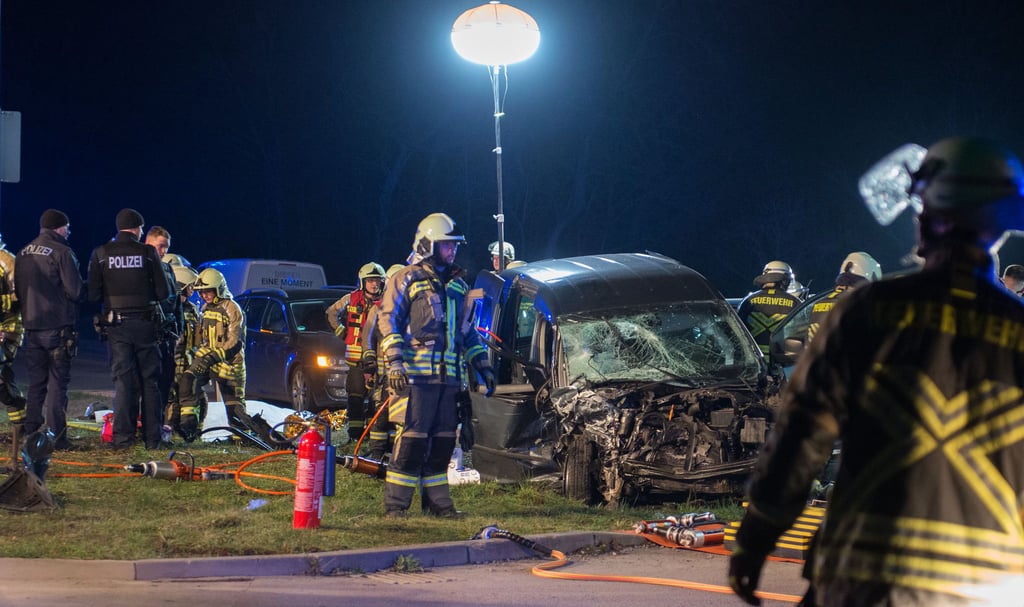 Unfall nahe Rüdersdorf: Zwei Tote und vier Schwerverletzte nach tragischem Unfall bei Berlin
