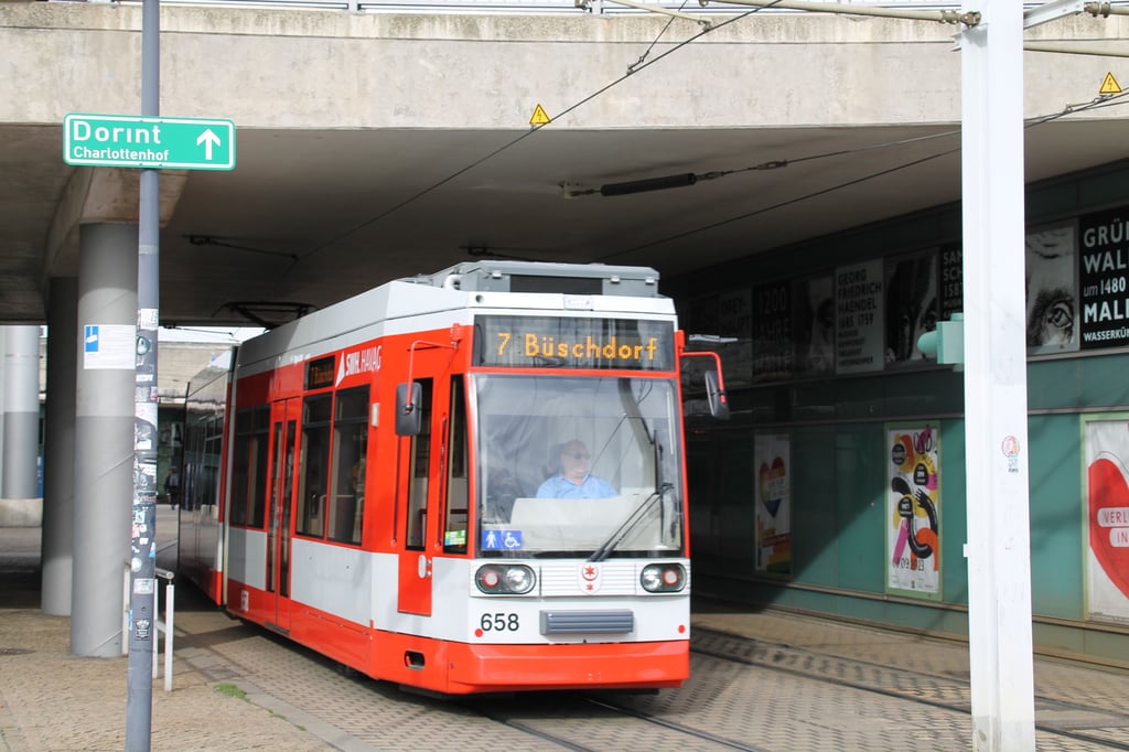 Verkehr am Riebeckplatz: Ampel am Busbahnhof Halle defekt: Vorsicht vor ...