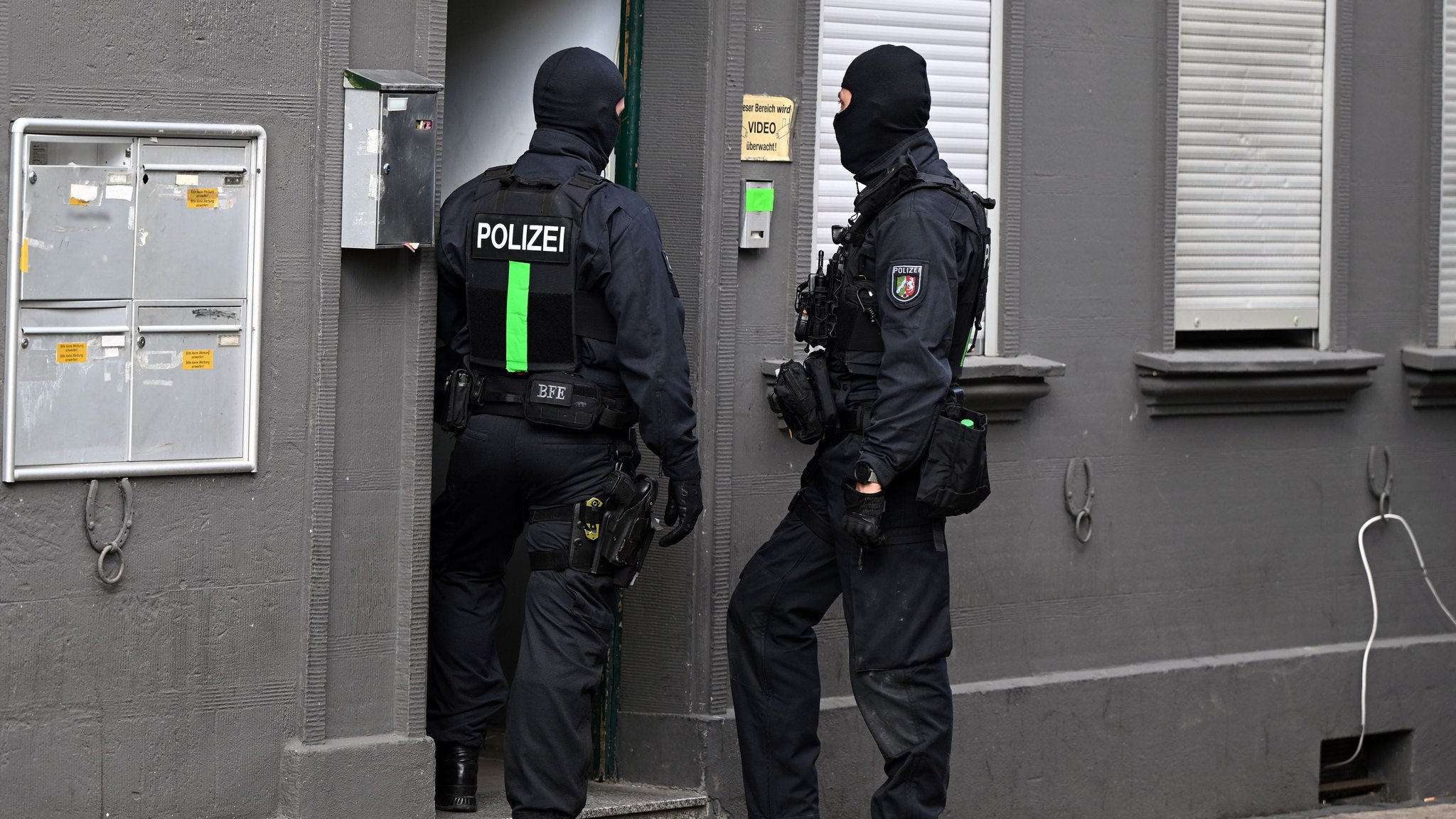 Razzia in Sachsen-Anhalt: Polizei findet Drogen, Waffen und Bargeld ...