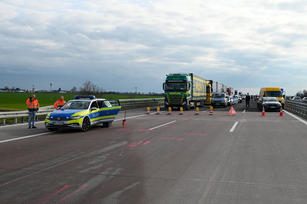Vollsperrung und Stau nach Unfall auf Autobahn A9 bei Halle mit mehreren Verletzten