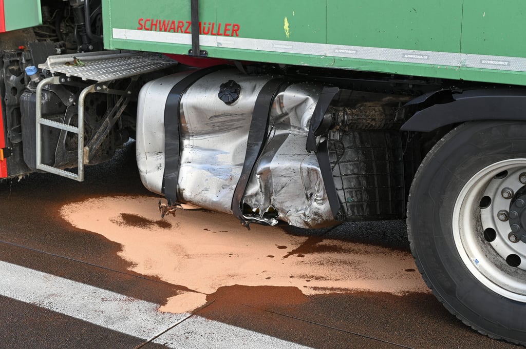 Vollsperrung und Stau nach Unfall auf Autobahn A9 bei Halle mit mehreren Verletzten