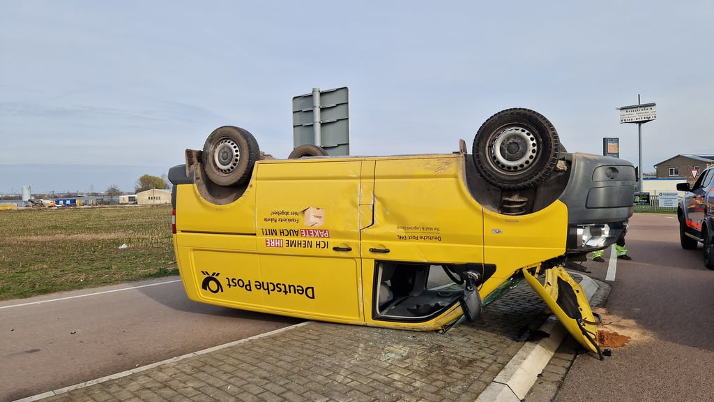 Unfall in Angersdorf bei Halle: Postauto liegt nach Crash auf dem Dach