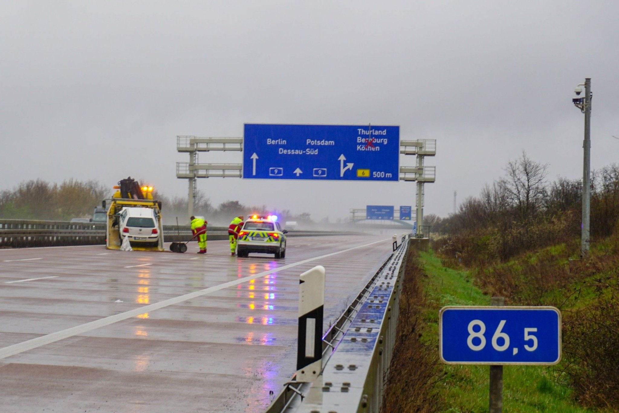 Verkehrschaos: Vollsperrung nach schwerem Unfall auf A9 vor Dessau - VW verunglückt auf ...