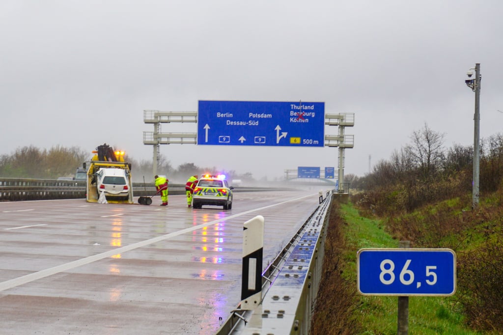 Autobahn lange Zeit dicht: Unfall auf regennasser Fahrbahn - Autobahn 9 bei Thurland voll ...