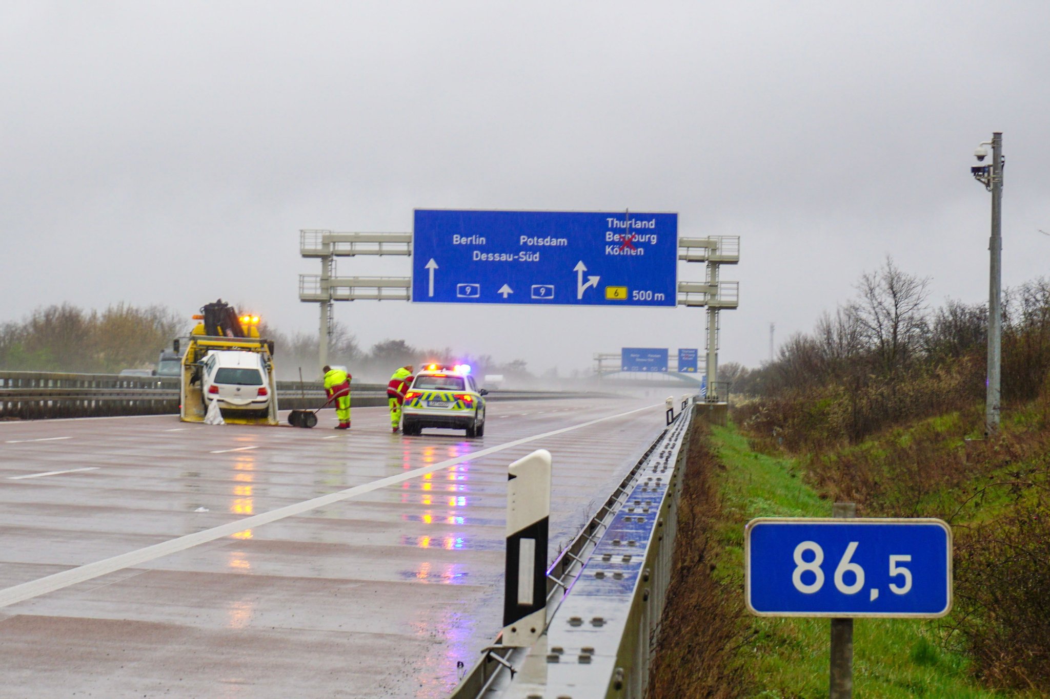 Autobahn lange Zeit dicht: Unfall auf regennasser Fahrbahn - Autobahn 9 bei Thurland voll ...