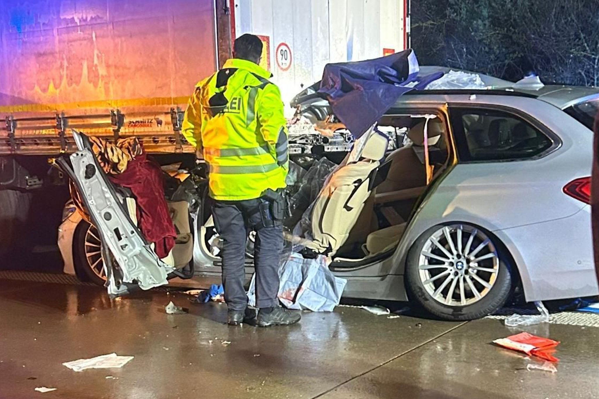 Unfall A38: Auto unter Lkw - Feuerwehr befreit verletzten Fahrer