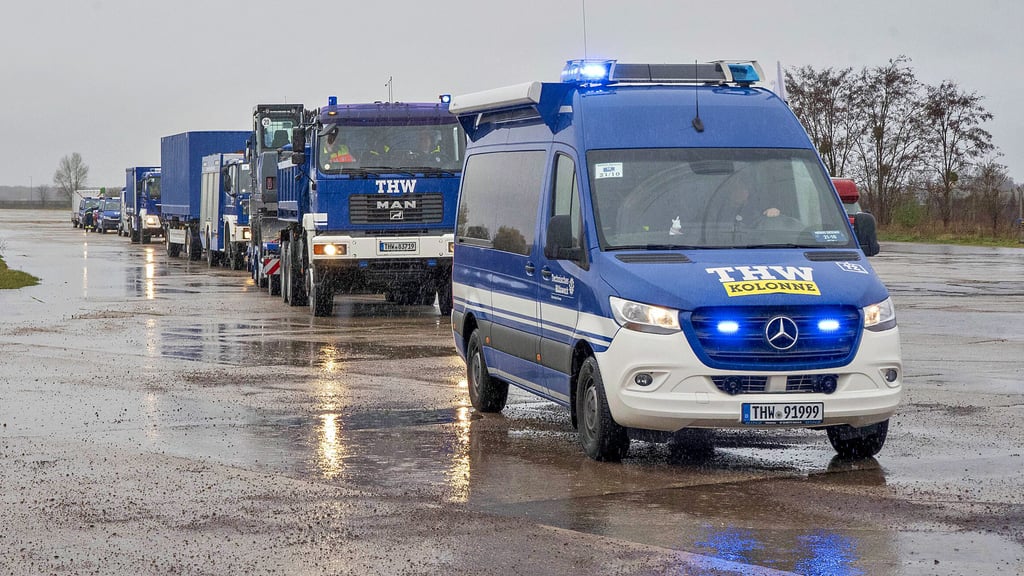 Praktische Übung: Übung in der Kolonne: THW-Fahrzeuge rollen durch ...