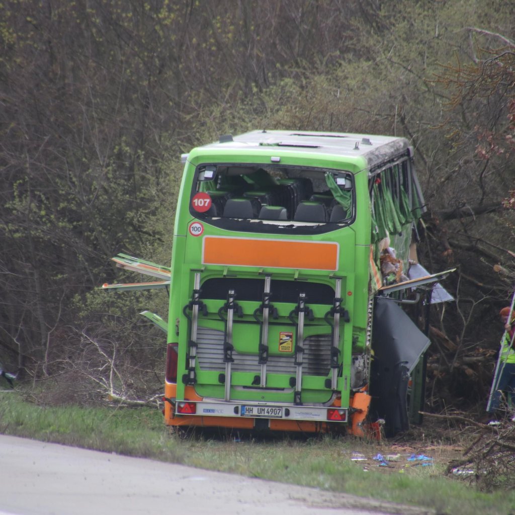 Flixbus-Unfall auf A9 bei Leipzig: Schwere Unfälle mit Reisebussen in ...