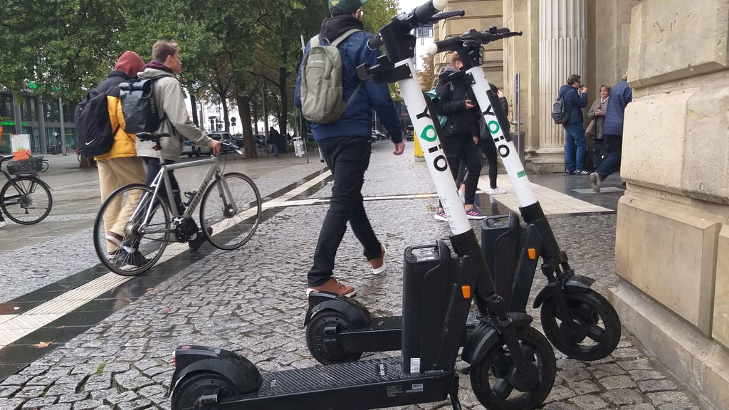 E-Roller-Verbot im ÖPNV: Debatte über Brandgefahr in Bus und Bahn - MVB ...