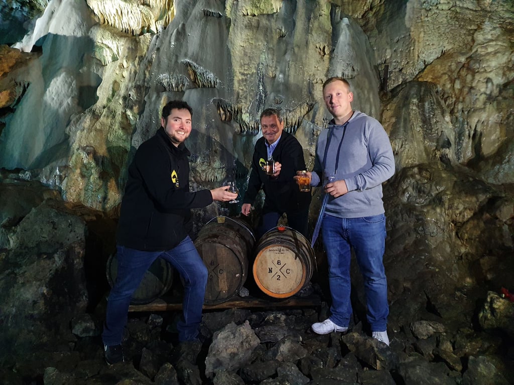 Verkostung in der Rübeländer Baumannshöhle: Whisky unter Stalaktiten
