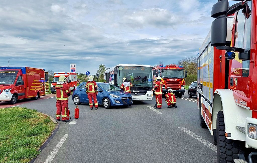 Unfall in Dessau: Großeinsatz an Esso-Tankstelle nach Kollision mit ...