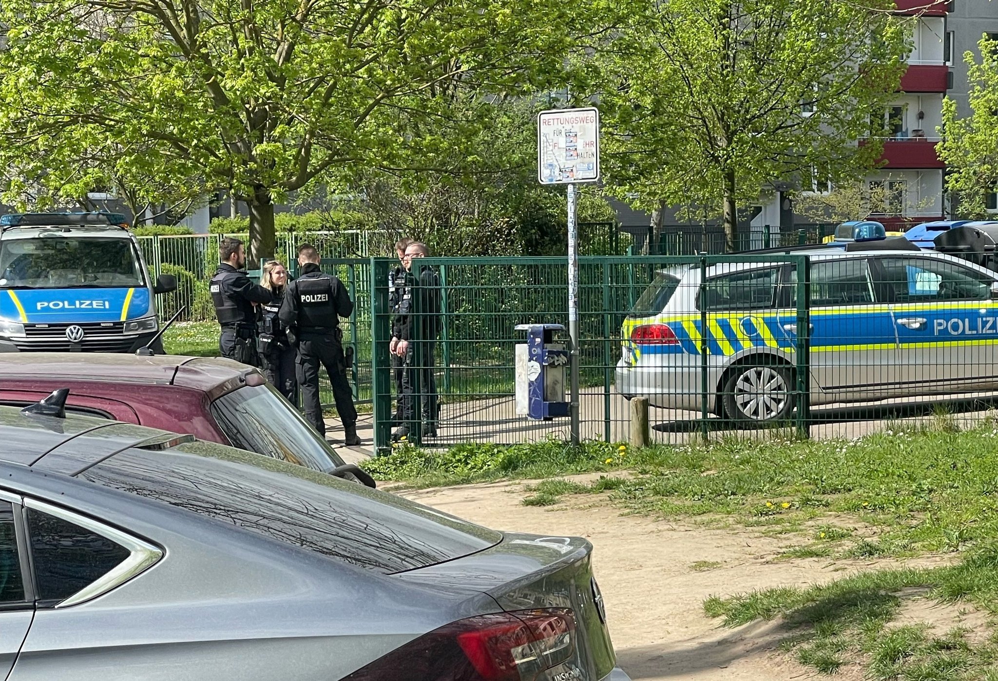 Polizei-Einsatz in Magdeburg: Schüler zielt mit Waffe auf Schule