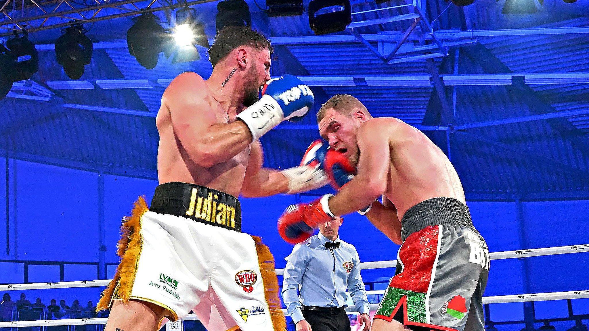 Aschersleben im Box-Fieber: Mit Video: Ascherslebener Ballhaus steht Kopf: Julian Vogel ist Box ...