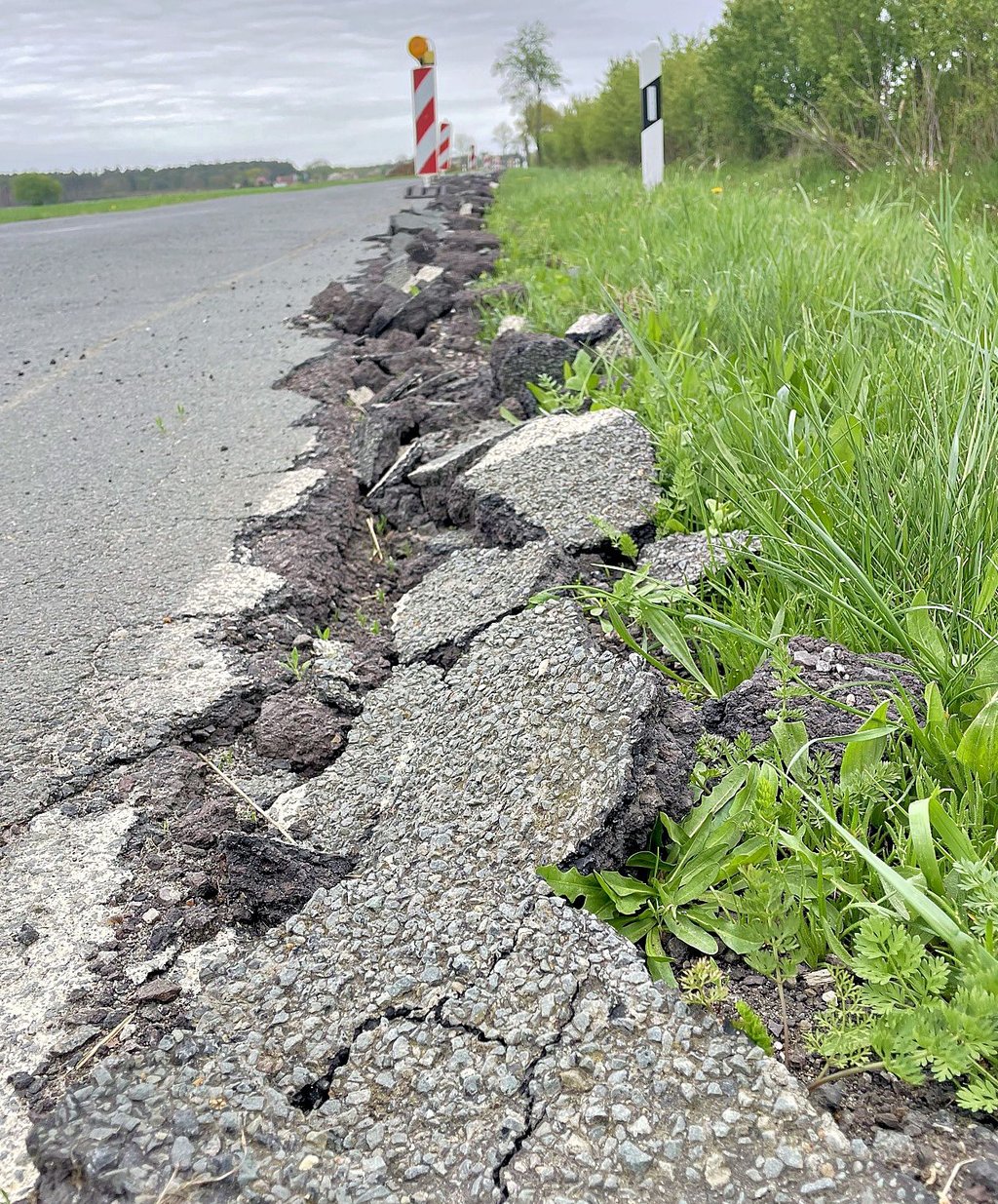 Landstrae bei Jerichow: Dieser rätselhafter Straßenschaden wird jetzt ...