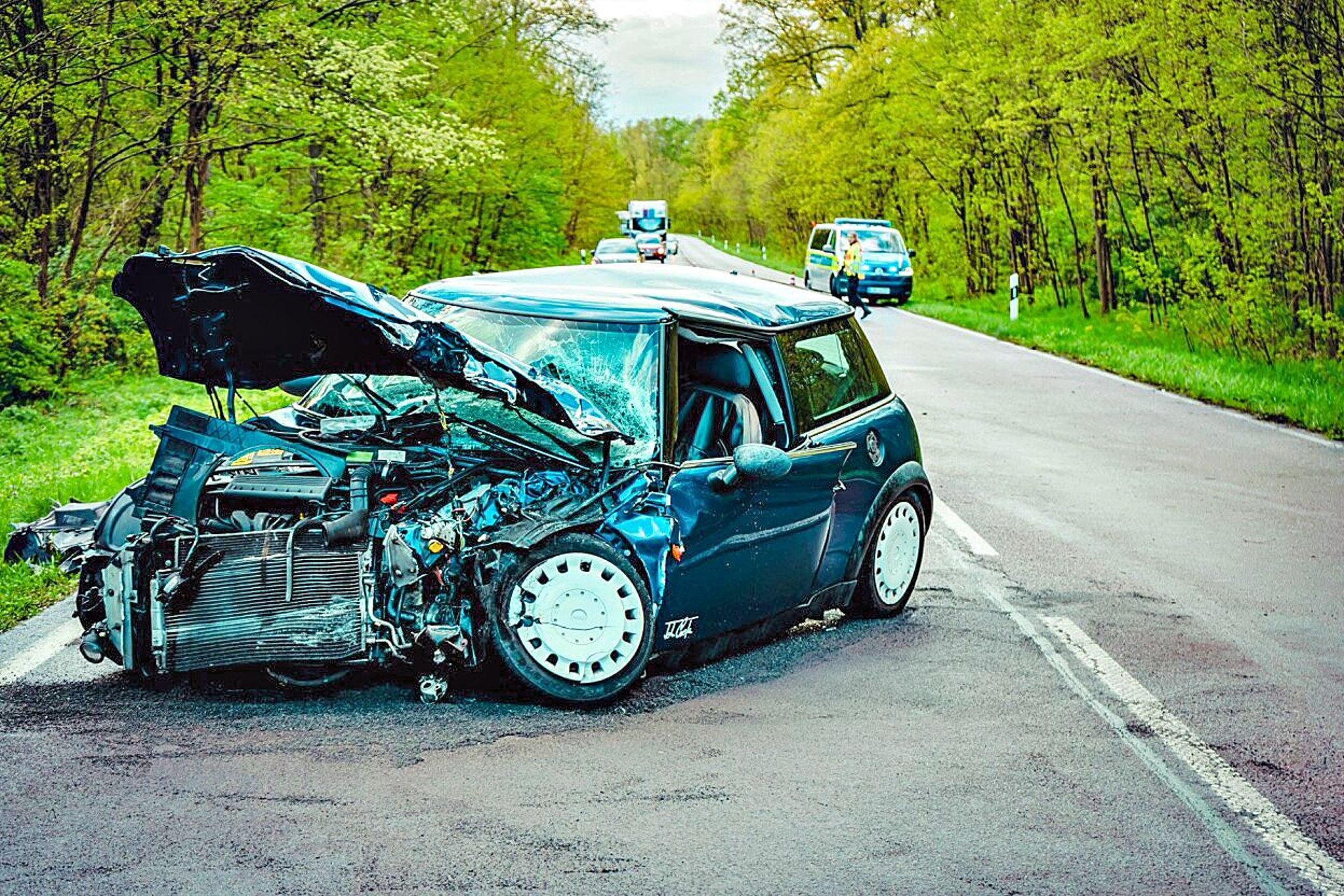 Unfall Bundesstraße B187 Mini kracht gegen Lkw - Fahrerin verletzt