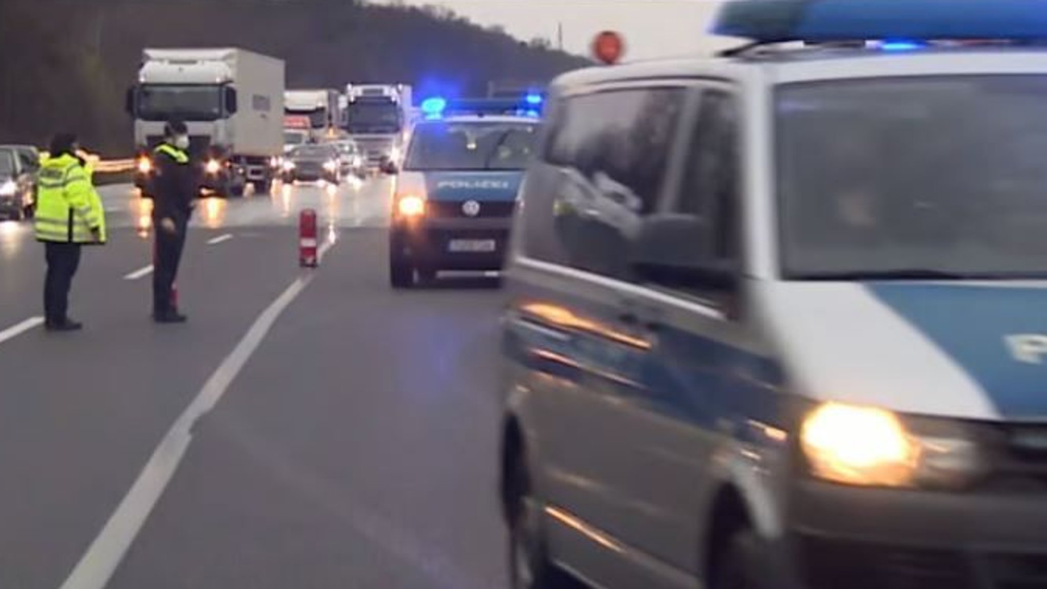 Sperrung Autobahn 2: Unfall auf A2 nahe Magdeburg: Fahrer flüchtig - Gestohlener Lkw an Crash ...