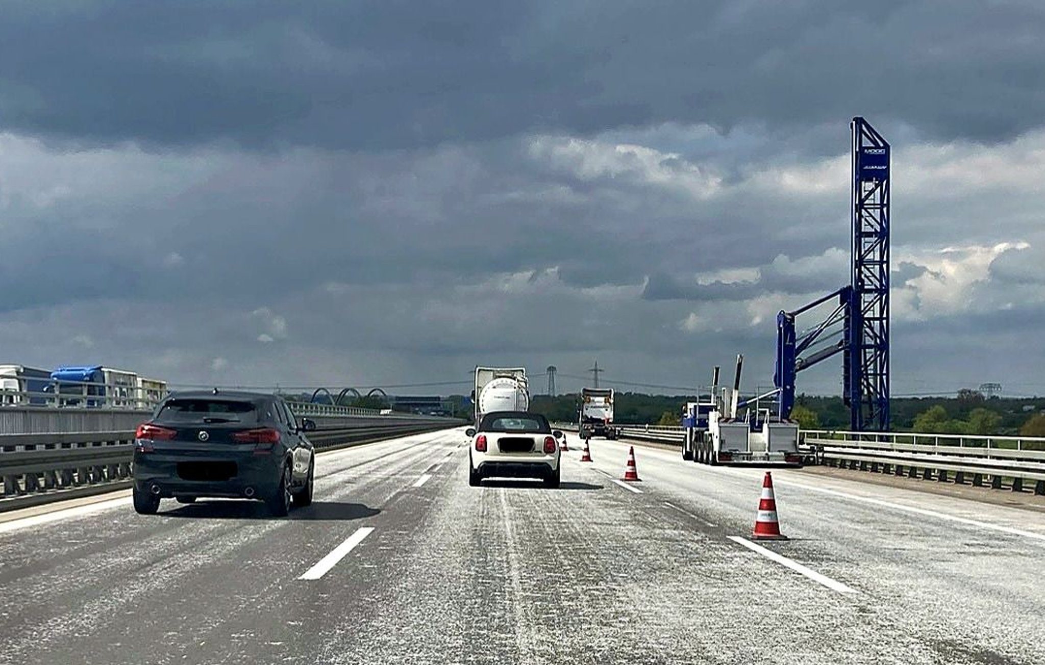 Fahrspur gesperrt: Achtung Autofahrer: Auf der Autobahn 2 zwischen Lostau und Magdeburg wird es eng