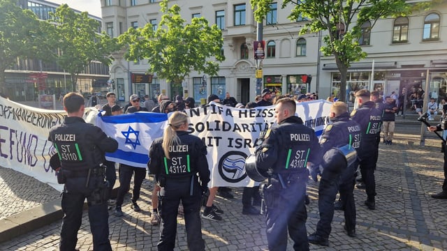 Protest-Aktion auf dem Hallmarkt: Pro-Palästina-Demo in Halle stößt auf ...