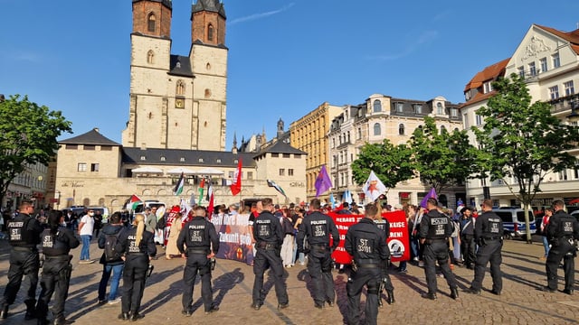 Protest-Aktion auf dem Hallmarkt: Pro-Palästina-Demo in Halle stößt auf ...