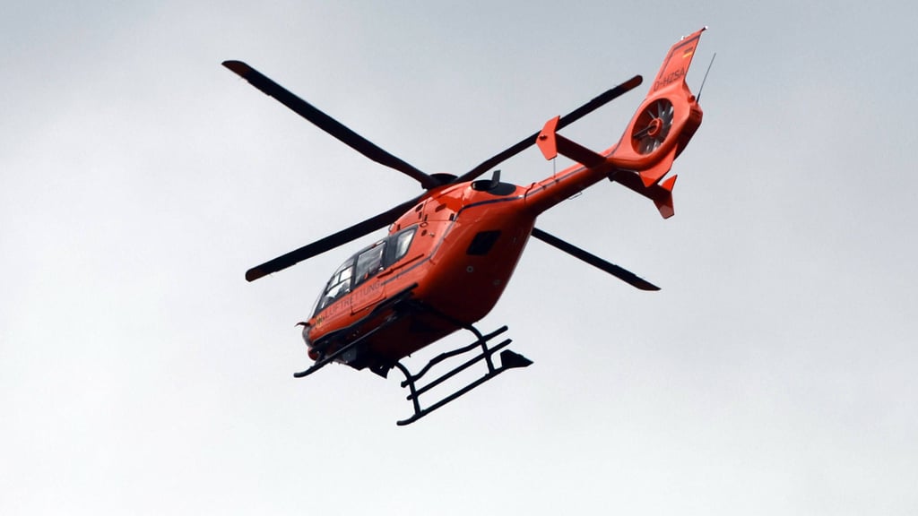 Unfall im Harz: Rettungshubschrauber im Einsatz - Motorradfahrer auf B242 schwer verletzt