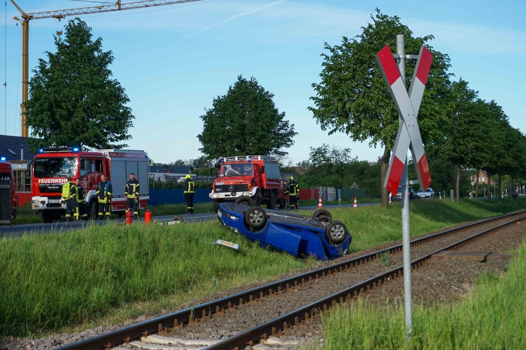 Skoda gegen VW: Schwerer Unfall bei Großzöberitz - Auto landet nach Zusammenstoß im Gleisbett ...