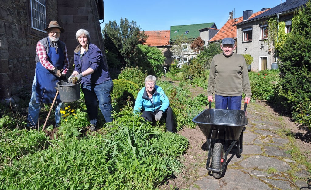 Gemeindearbeit in Tilleda: Arbeitseinsatz im Kirchgarten
