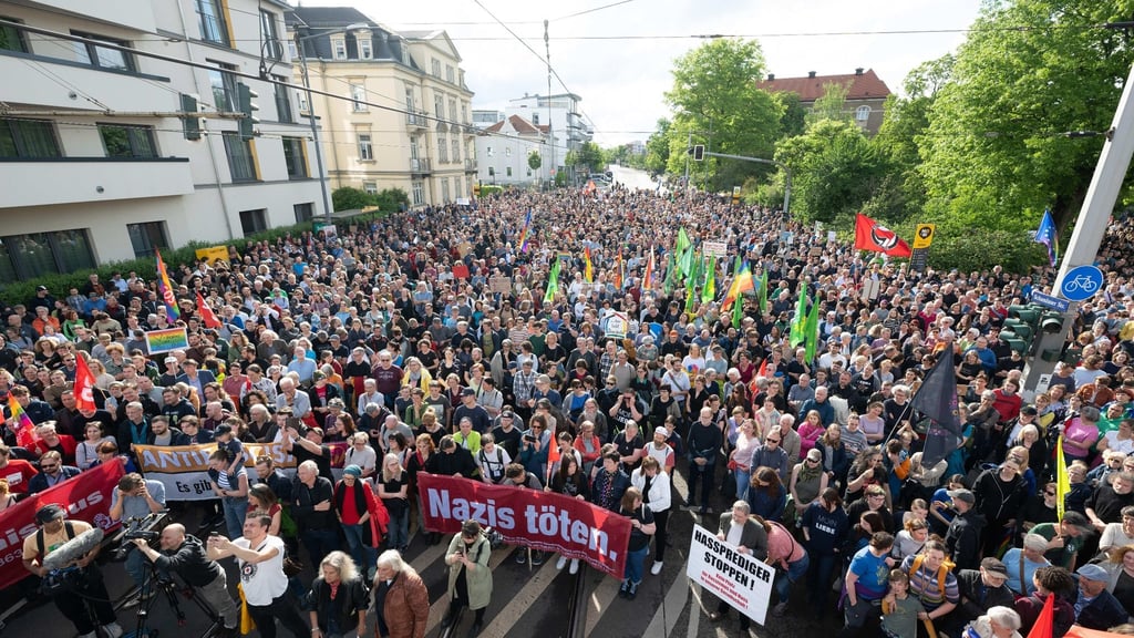Parteien: Nach Angriff auf SPD-Politiker: Tausende bei Demonstration