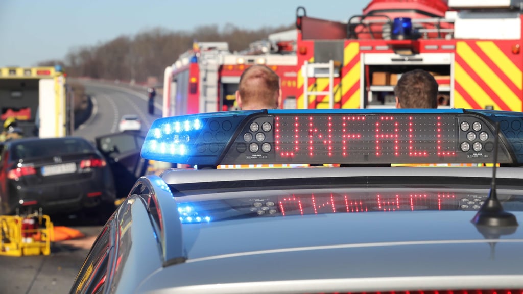 Unfall auf A14 bei Bernburg: Auto kracht in Leitplanke und überschlägt sich - Drei Verletzte