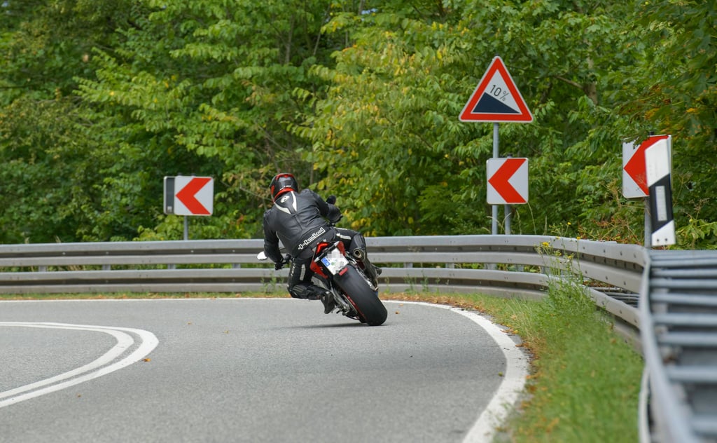 Motorradfahrer bei Unfall auf B85 nahe dem Kyffhäuserdenkmal schwer verletzt