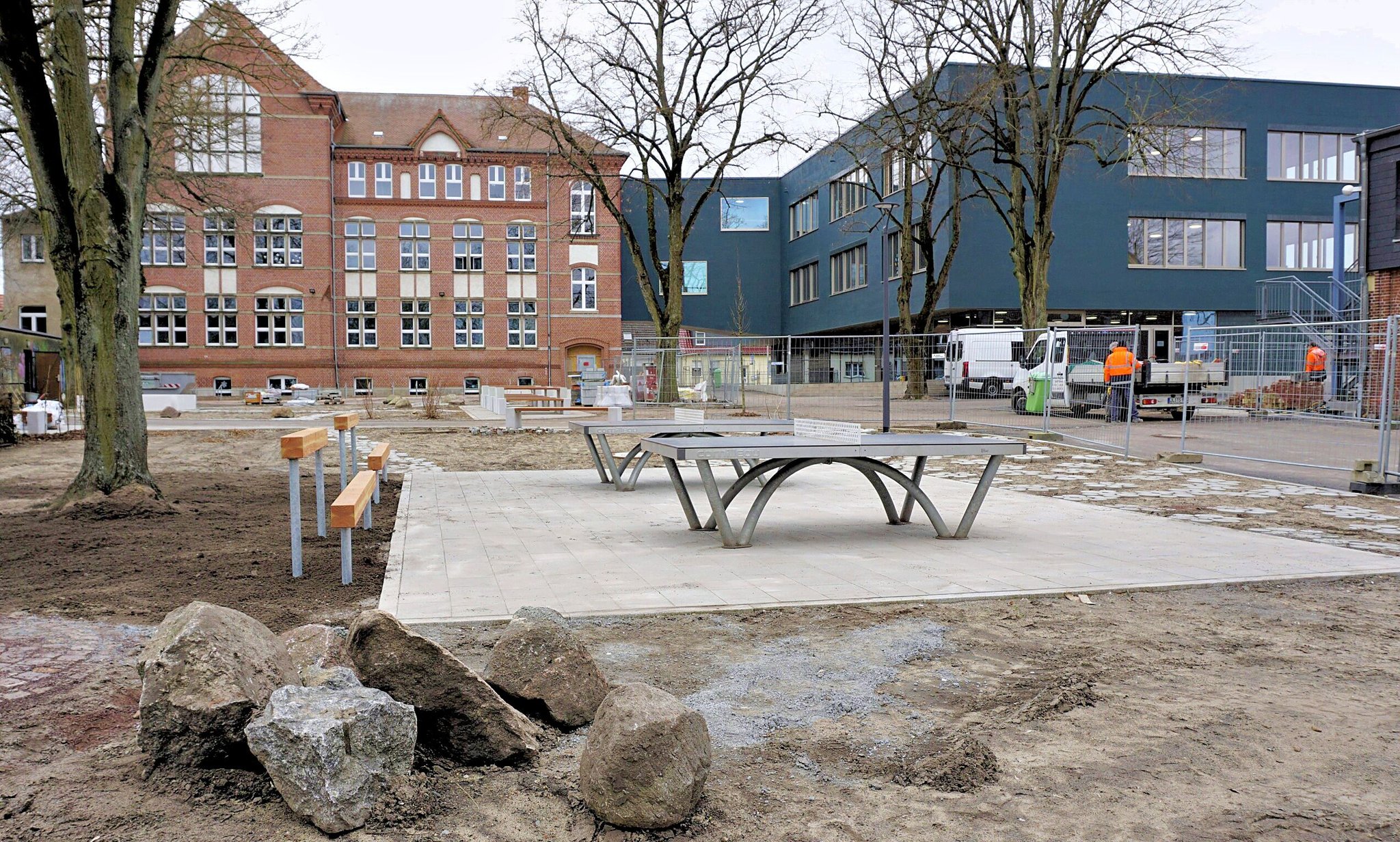 Stadtbild: Neuer Schulhof des Bismarck-Gymnasiums in Genthin wird mit ...