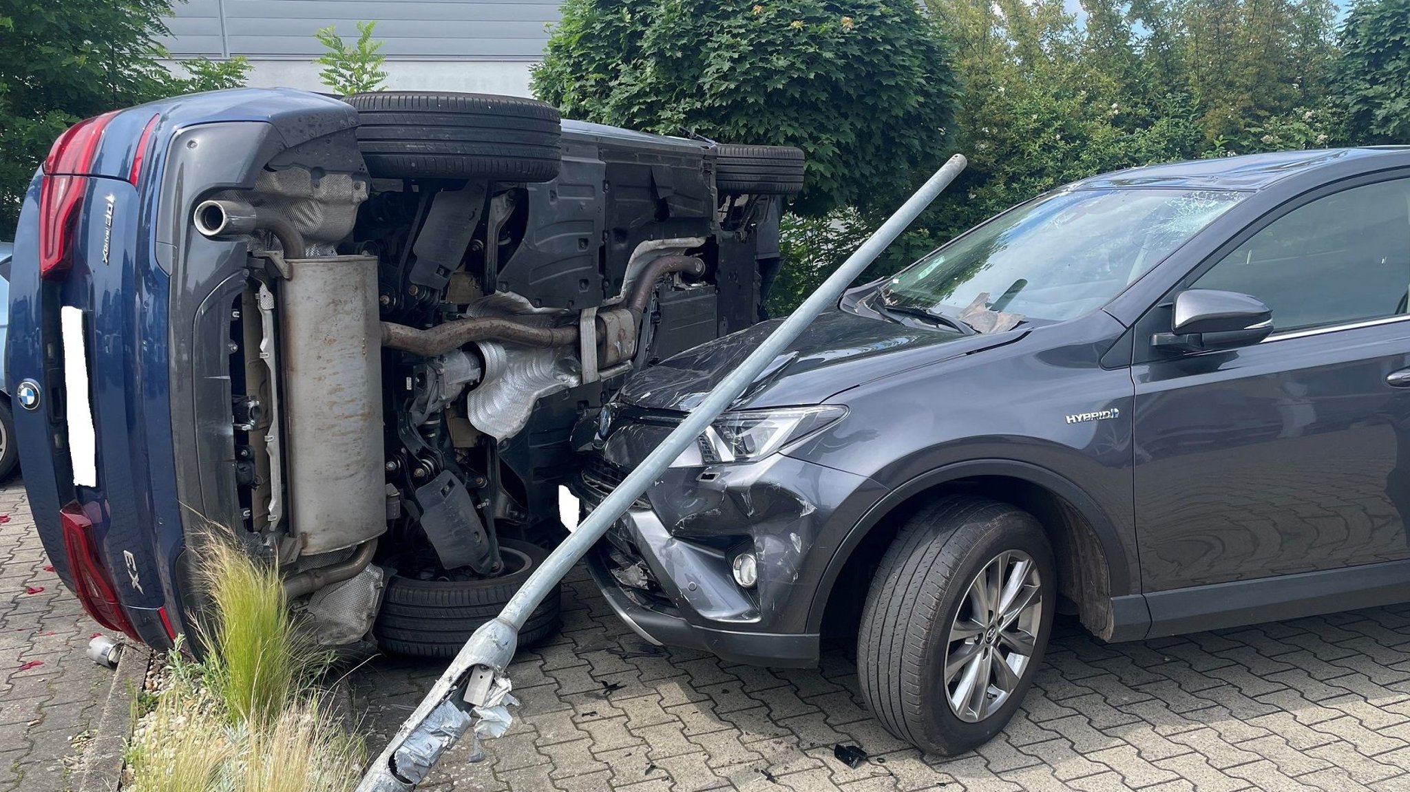 Unfall in Salzwedel: Crashkurs: Senior löst beim Ausparken Kettenreaktion aus - Mehr als 100.000 ...