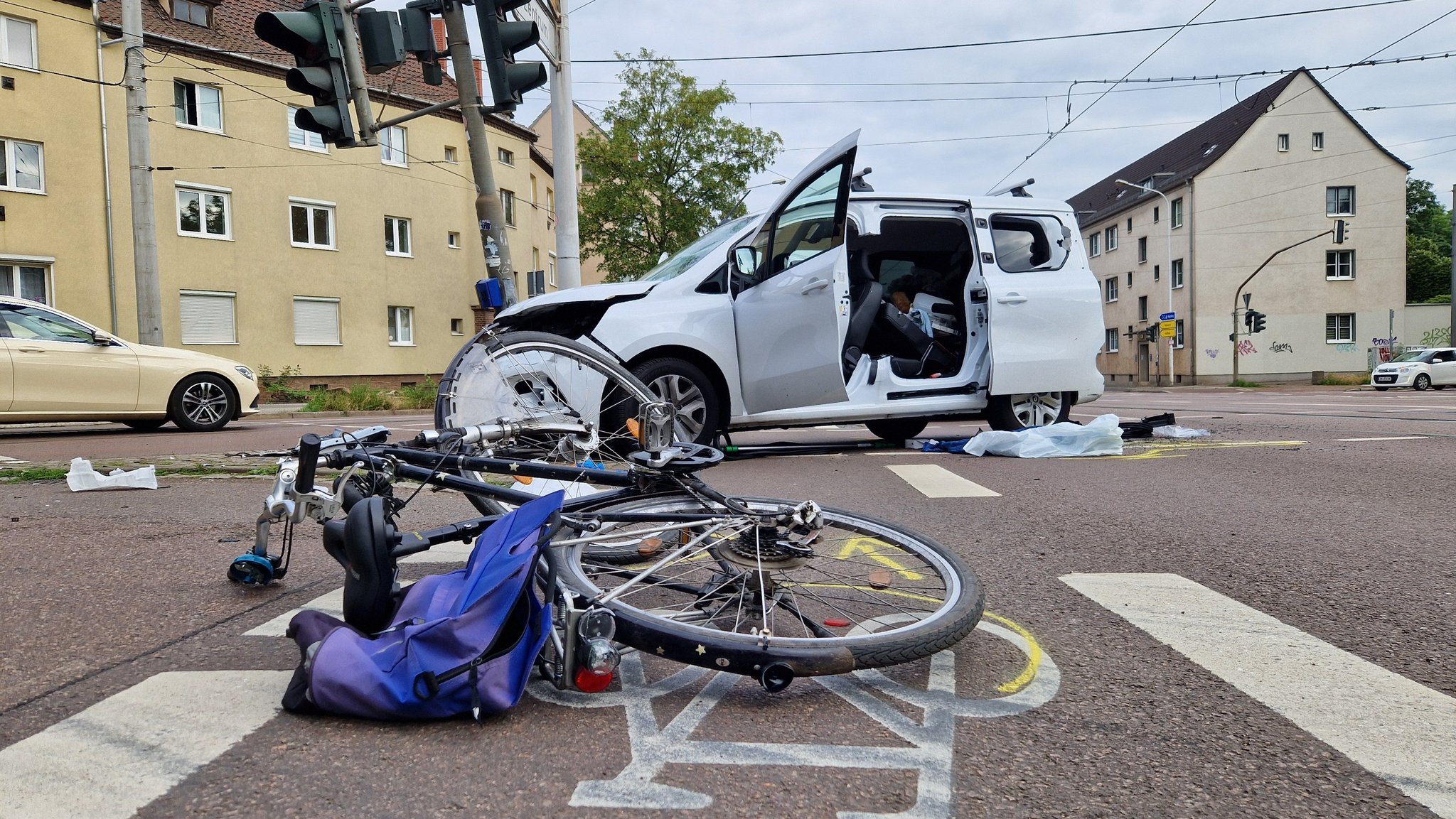 Unfall in Halle: Schwerer Unfall in Halle-Trotha: Radfahrer von Auto erfasst