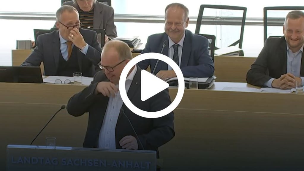 CDU-Politiker Michael Scheffler bekommt Lachkrampf im Landtag von ...