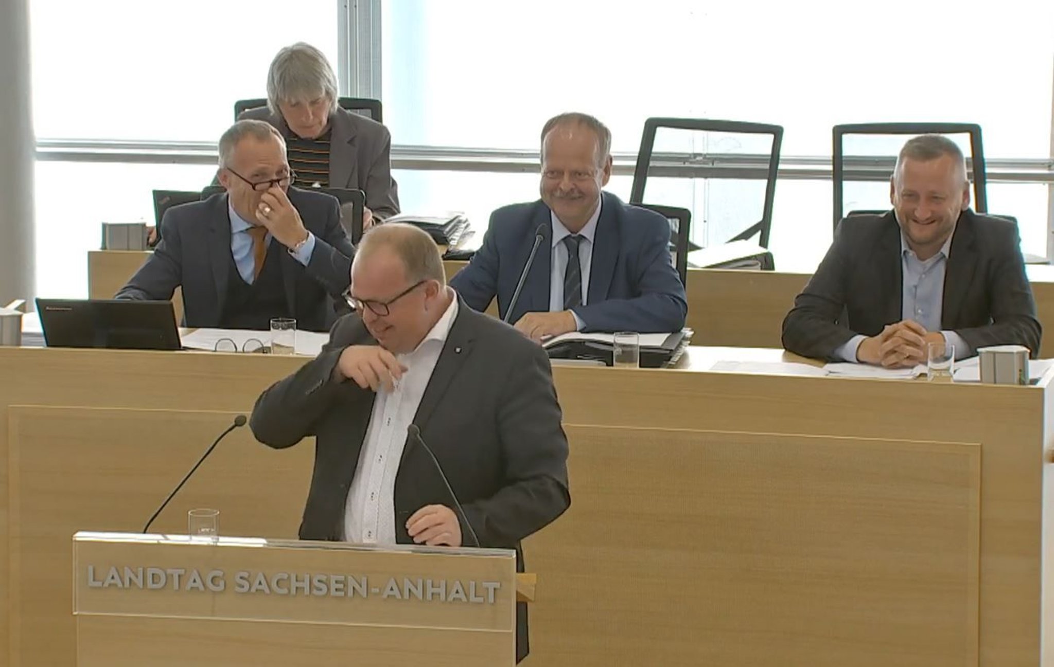 CDU-Politiker Michael Scheffler bekommt Lachkrampf im Landtag von ...