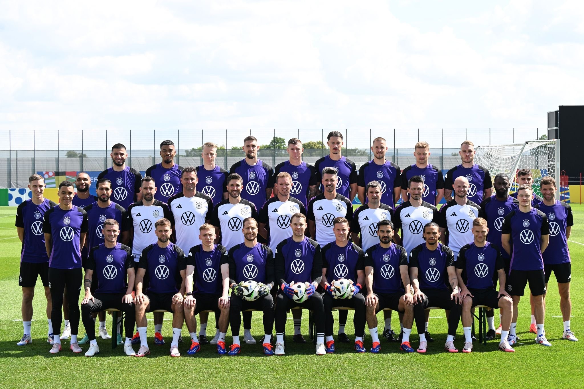 Nationalmannschaft: Teamfoto mit Can: Kompletter EM-Kader im Training