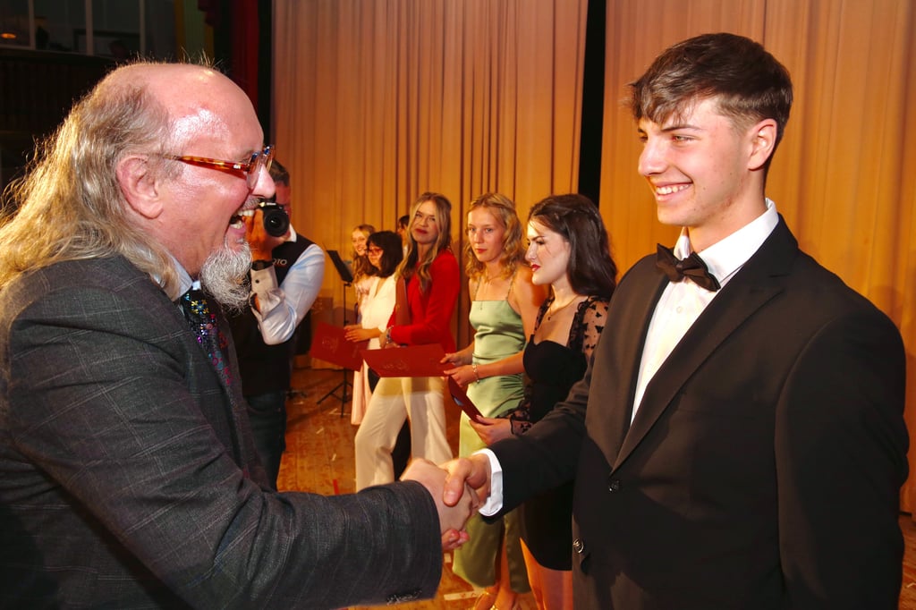 Bildung: Abiturienten aus Bernburg erhalten Zeugnisse - wer das Rennen ...