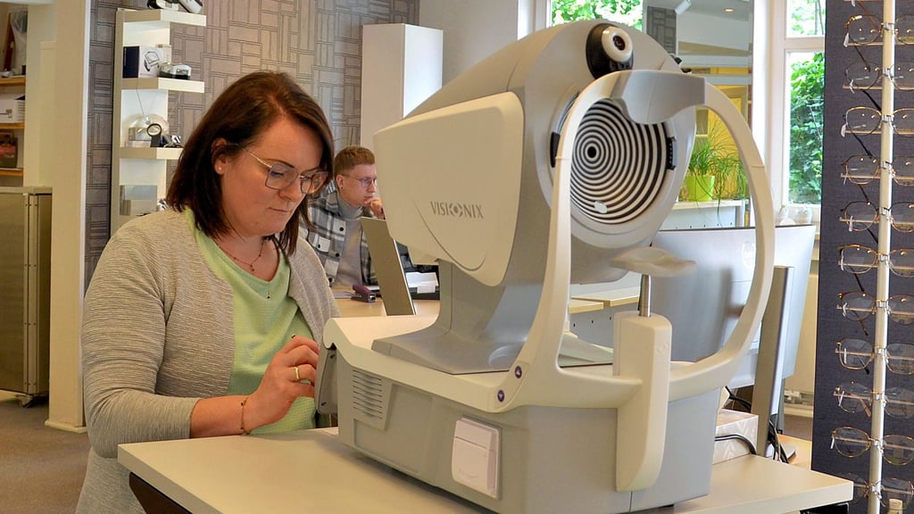 Ab wann zum Augenarzt?: Oebisfelder Optikerin gibt Tipps rund ums Auge