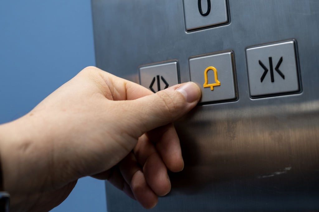 Rat aus der Notrufzentrale: Was mache ich, wenn der Aufzug stecken bleibt?