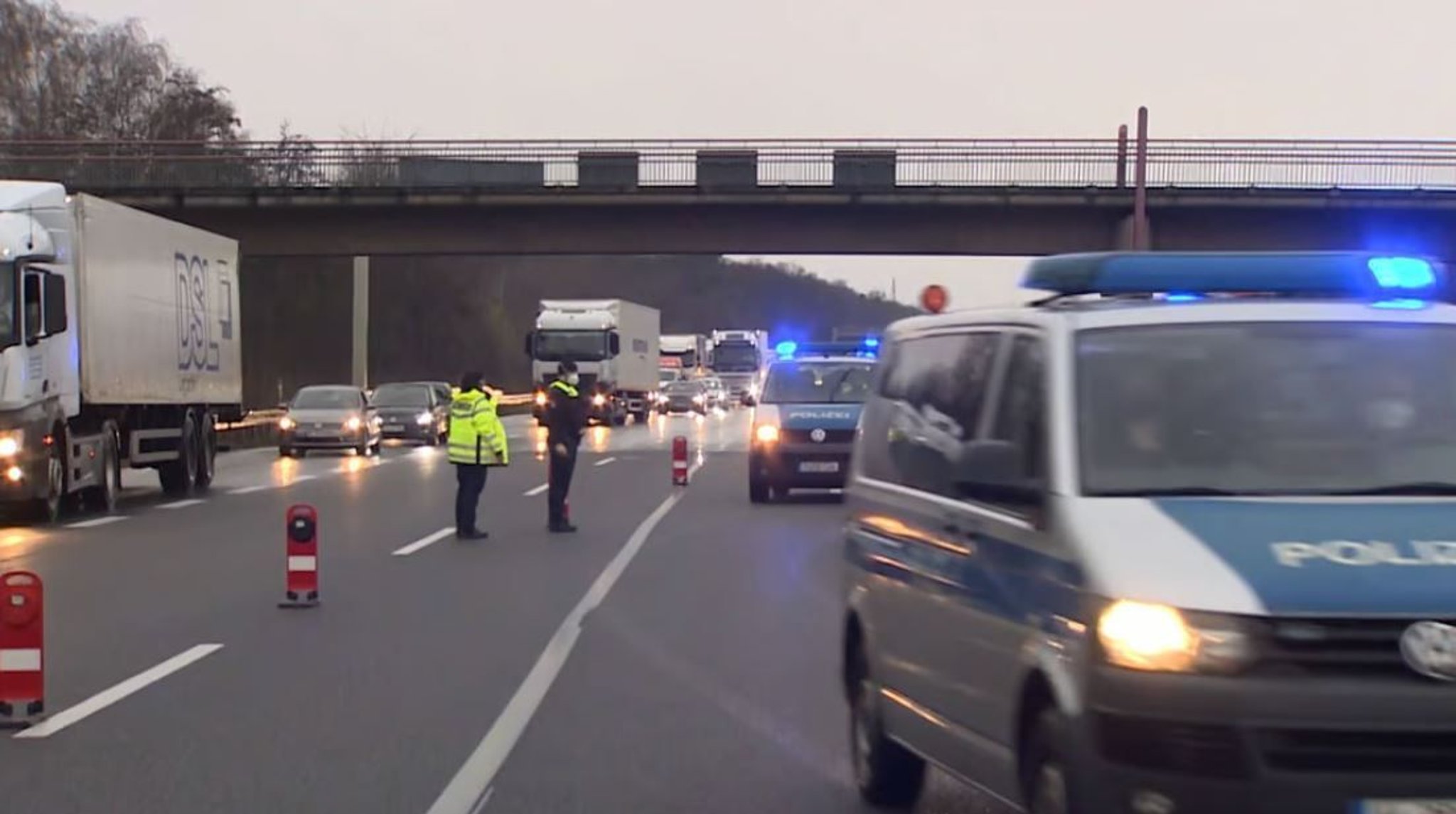 Crash auf Autobahn: Tödlicher Unfall auf A14: Lkw-Fahrer rast ungebremst in Stauende - lange ...