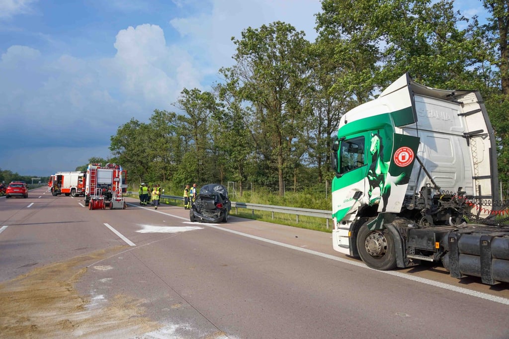 Autobahn drei Stunden gesperrt: Zwei Verletzte bei schwerem Unfall auf ... Autobahn drei Stunden gesperrt: Zwei Verletzte bei schwerem Unfall auf ...