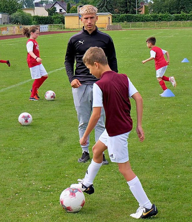 Fußballcamp in Elster: Trainerlegende zieht Kürzeren - Kleiner Spanier ...