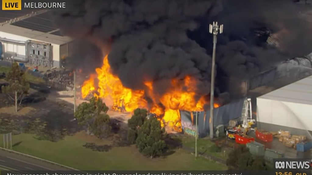 Großbrand in Australien: Explosion in Chemiefabrik: Giftige Rauchwolke ...