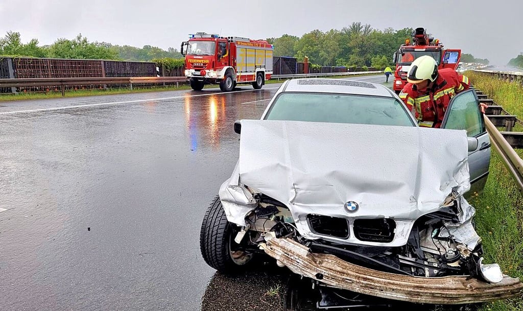 A9 eineinhalb Stunden gesperrt: Bei strömenden Regen: BMW-Fahrerin kracht auf der A9 bei Dessau ...