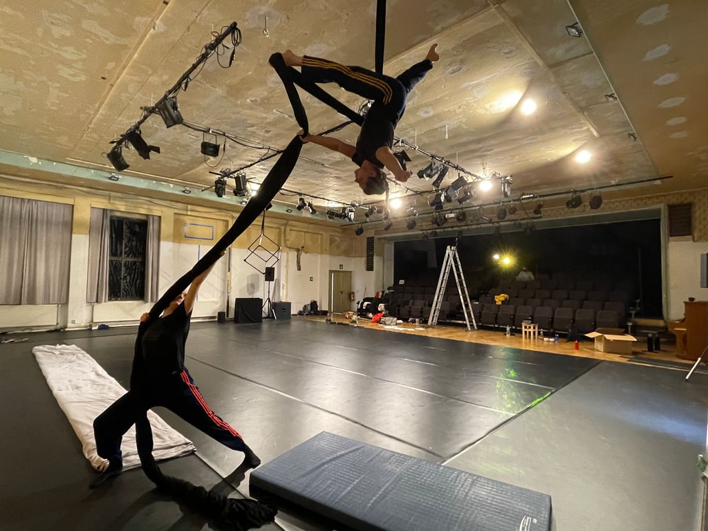 Tanzperformance im Wuk Theater in Halle: Durch die Flut der Informationen
