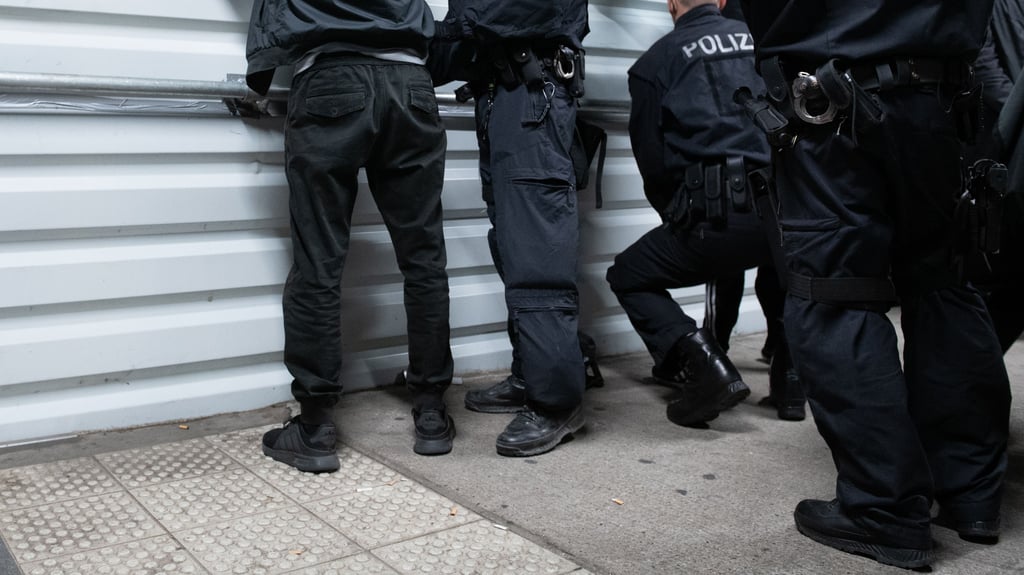 Mann mit Machete und Messer im Bahnhof Stendal von Polizei erwischt