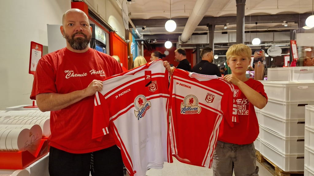 Hallescher FC: HFC-Fans bei Mitternachtsverkauf von neuem Trikot im ...
